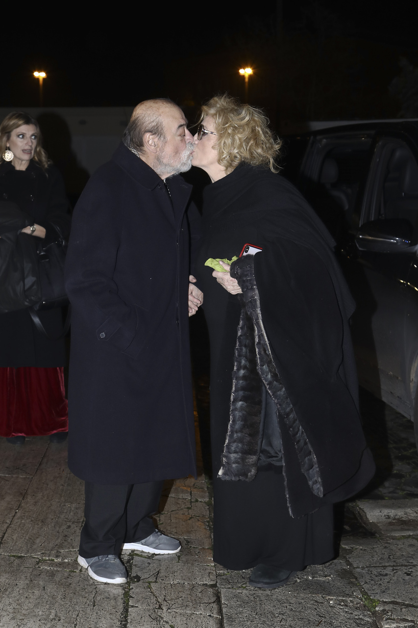 Iva Zanicchi a Sanremo 2025, le canzoni e i programmi tv, la ...