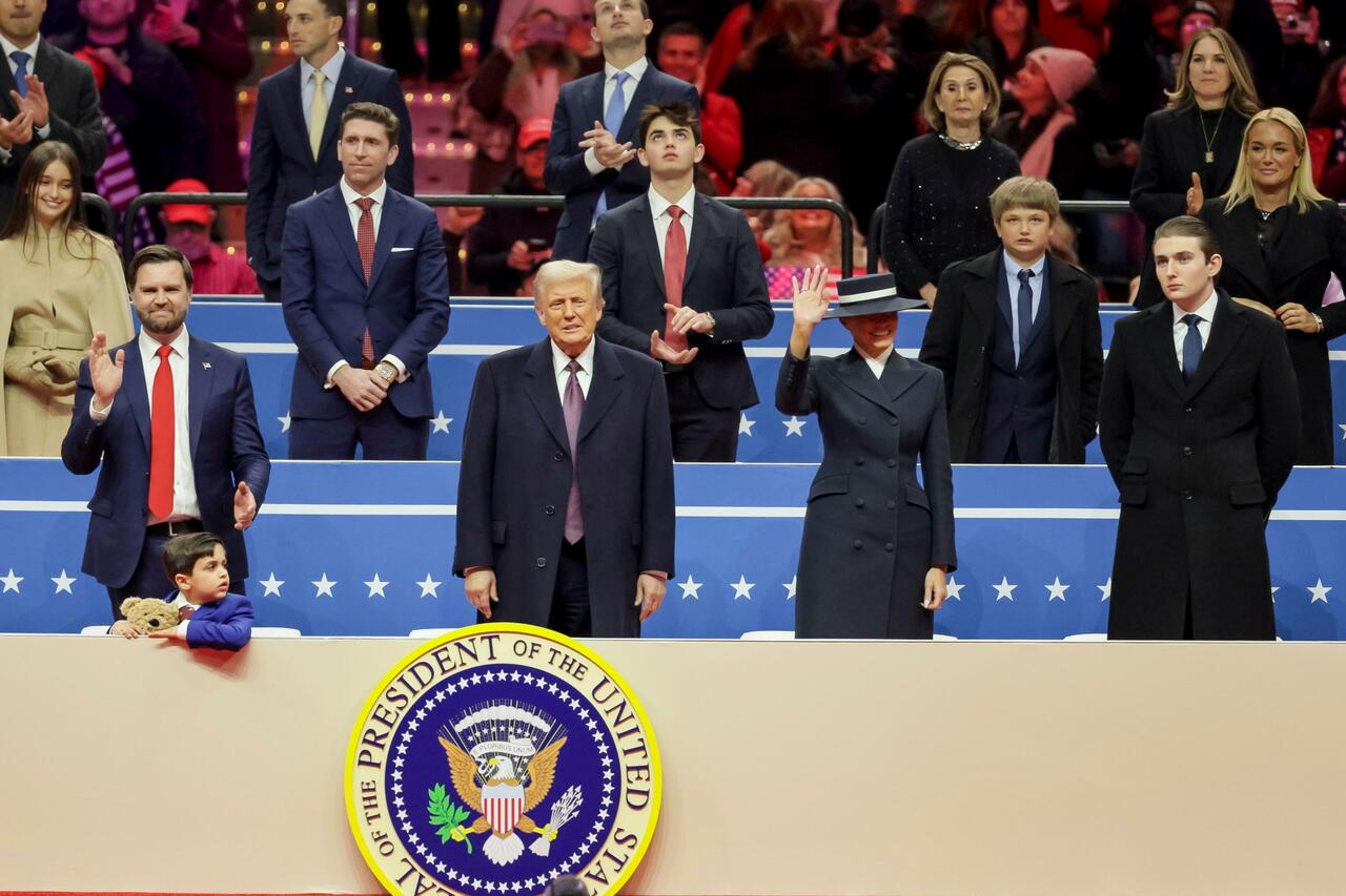 Barron Trump, chi è il 18enne figlio di Donald in prima fila con mamma ...