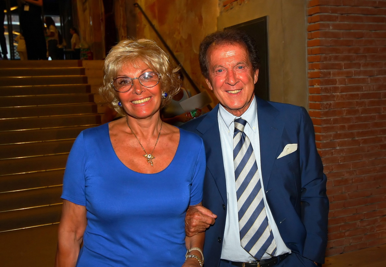 Memo Remigi, la manina a Jessica Morlacchi, il finto svenimento a ...