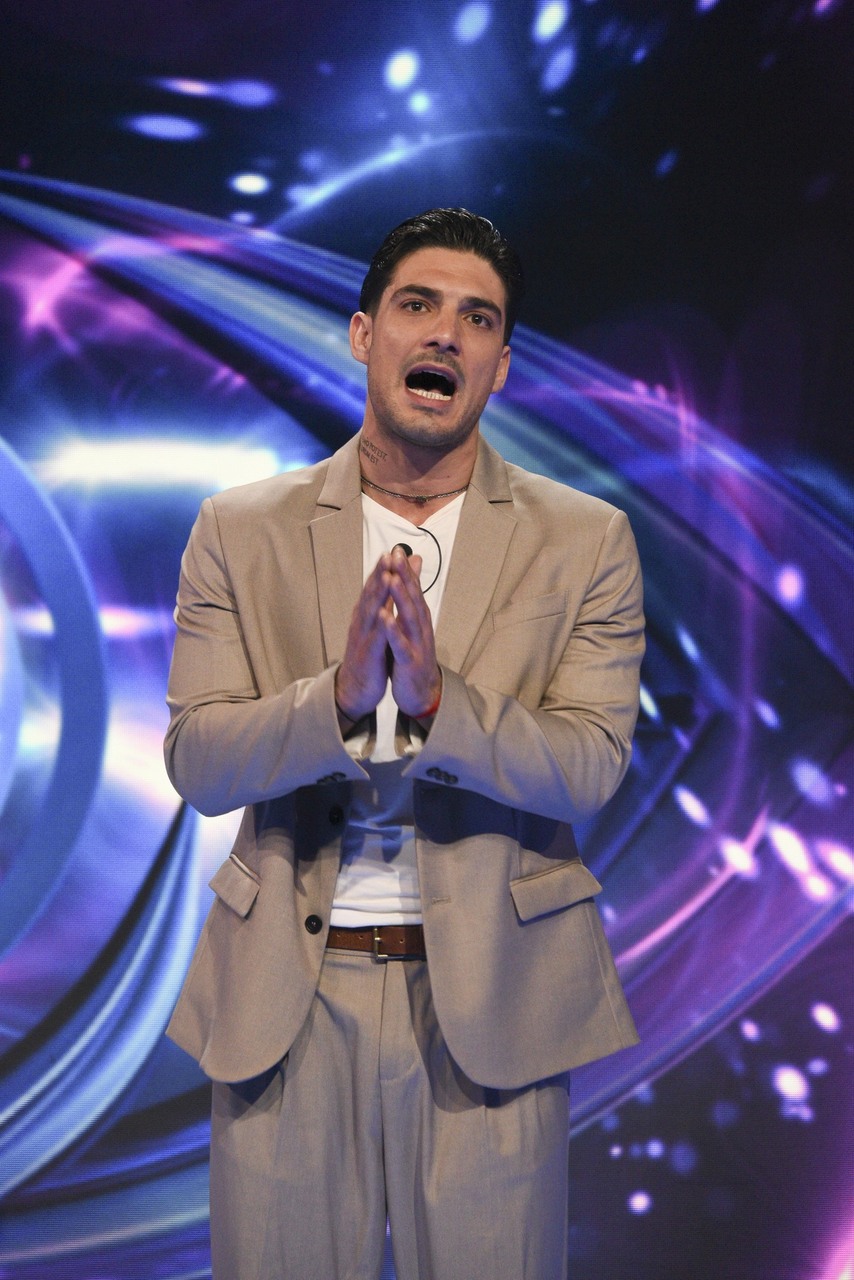 Grande Fratello, le pagelle: Javier torna da Helena per illuderla (4), Amanda, contadina ...