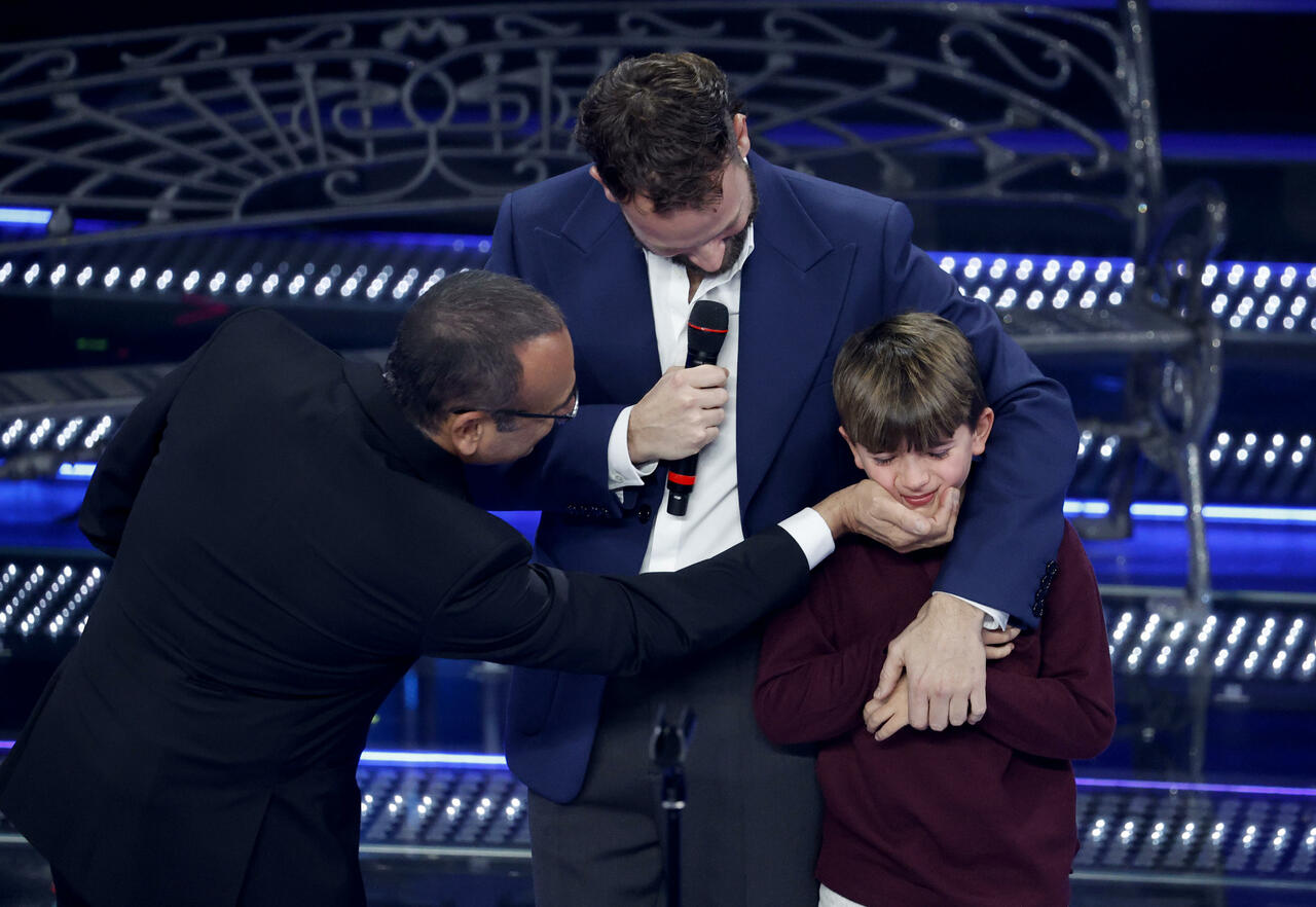 Sanremo 2025, Damiano David emoziona con Felicità di Lucio Dalla: sul ...