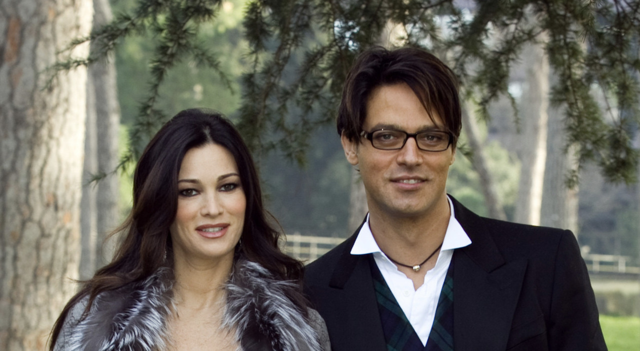 Manuela Arcuri, il flirt con Totti, il matrimonio blindato e il rifiuto di Massimo Troisi: «Ci ...