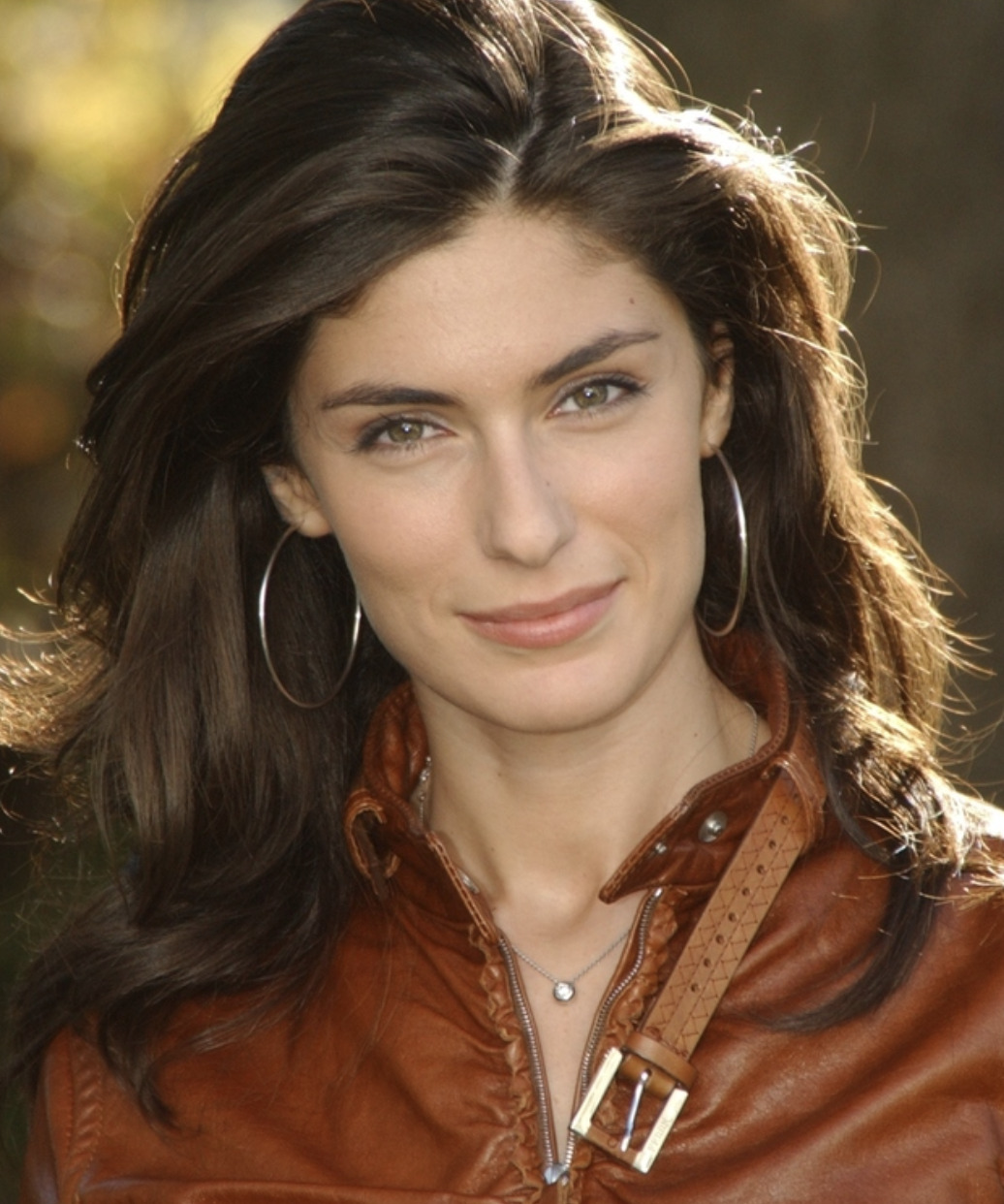 Anna Valle in tv con Le onde del passato. La vita, la carriera e l ...