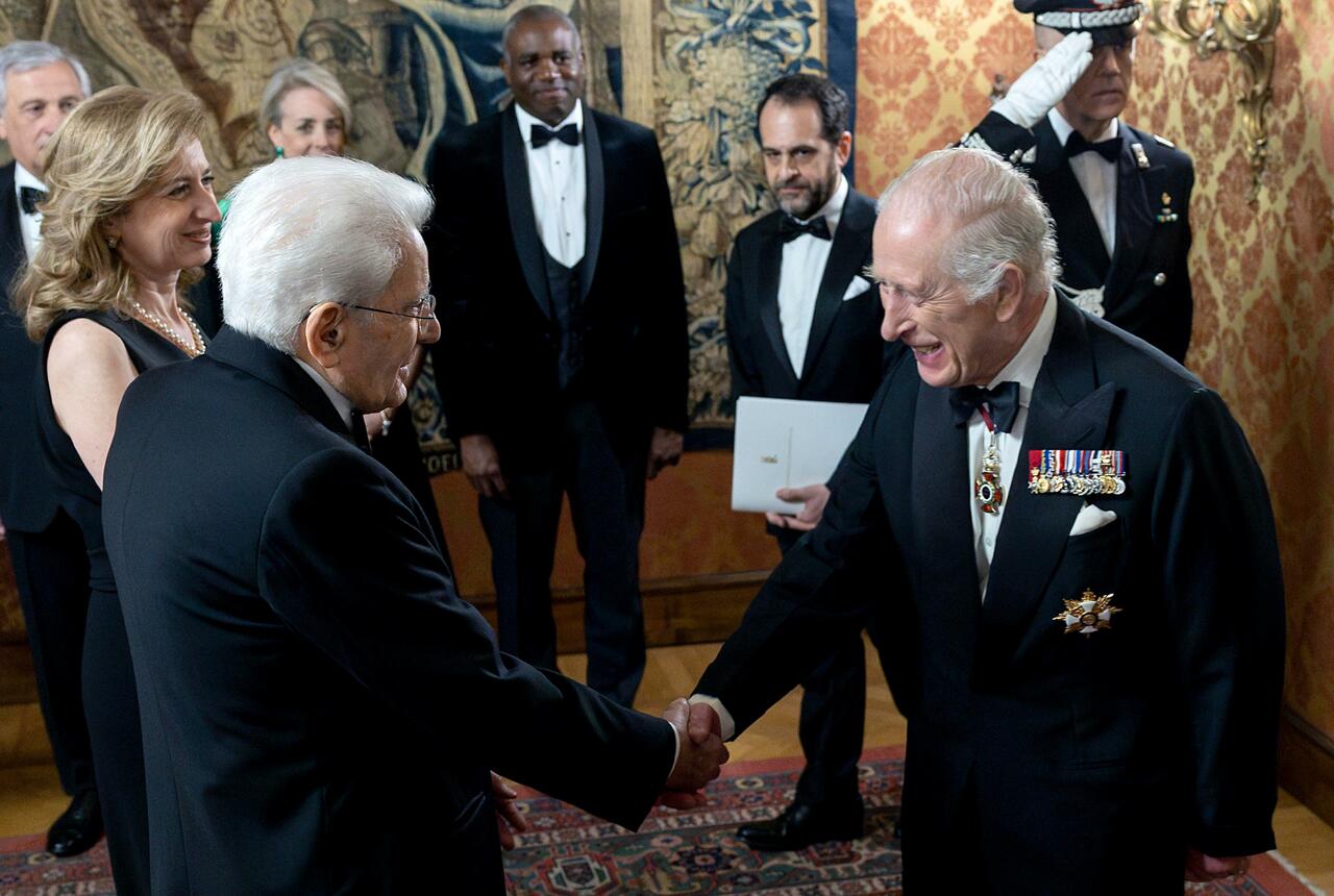 Carlo e Camilla, i look della cena al Quirinale: la regina con il ...