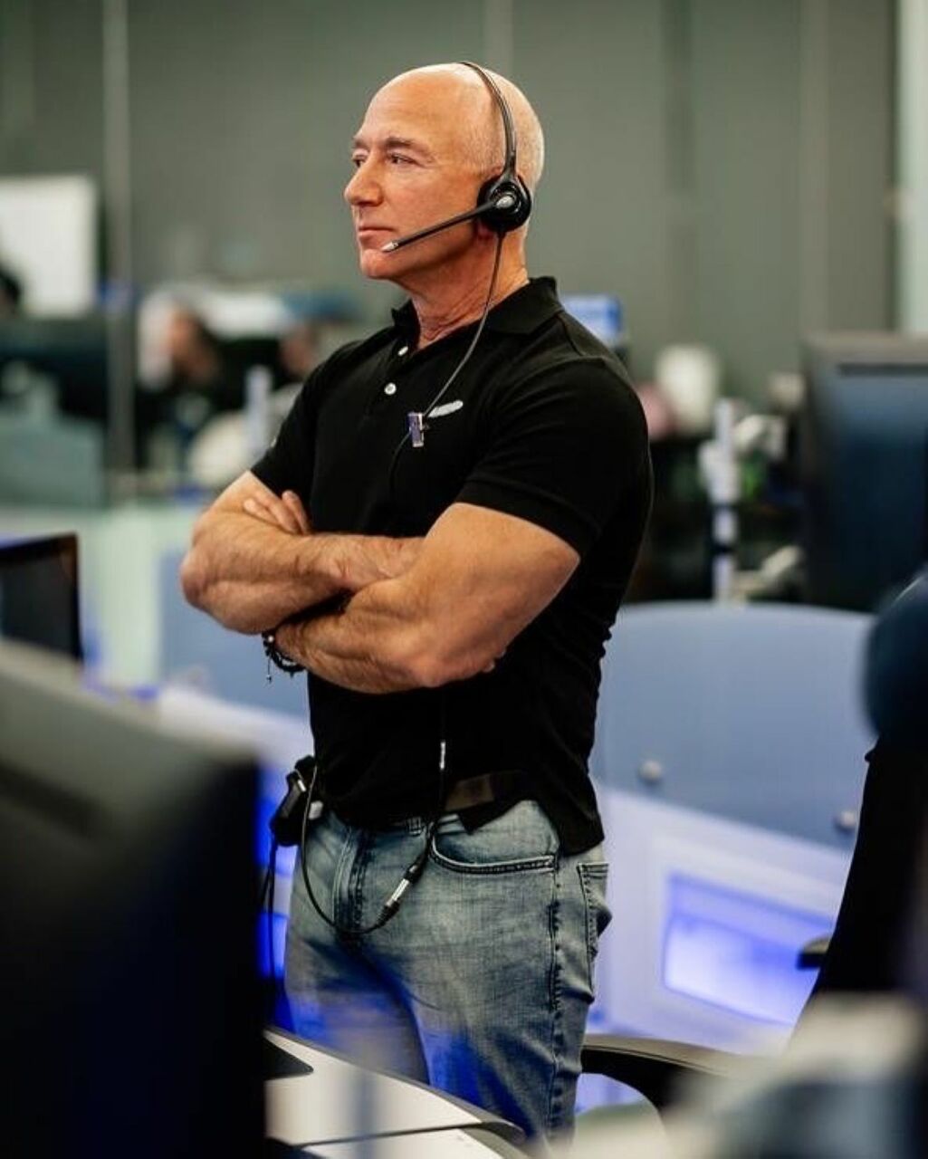 Jeff Bezos, ieri e oggi: la nascita di Amazon in un garage, la prima ...