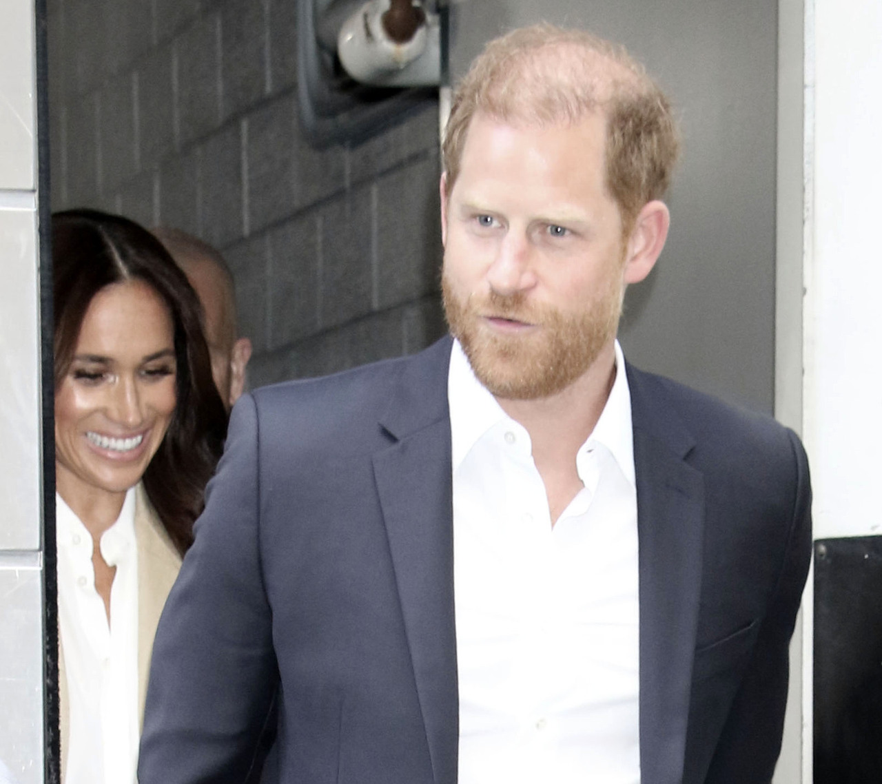 «Harry è un ragazzino egoista, Meghan una moglie invadente. Carlo non ha bisogno di loro, hanno ...