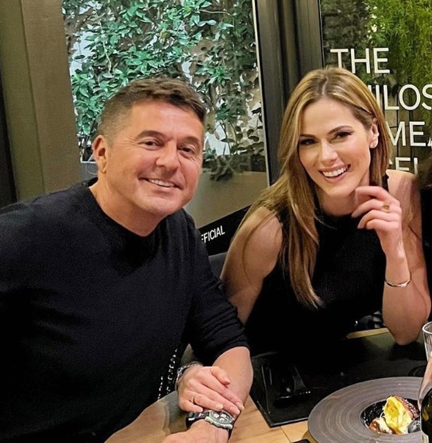 Teo Mammucari compie 61 anni: l'abbandono in collegio, l'amore con Thais, i battibecchi con ...