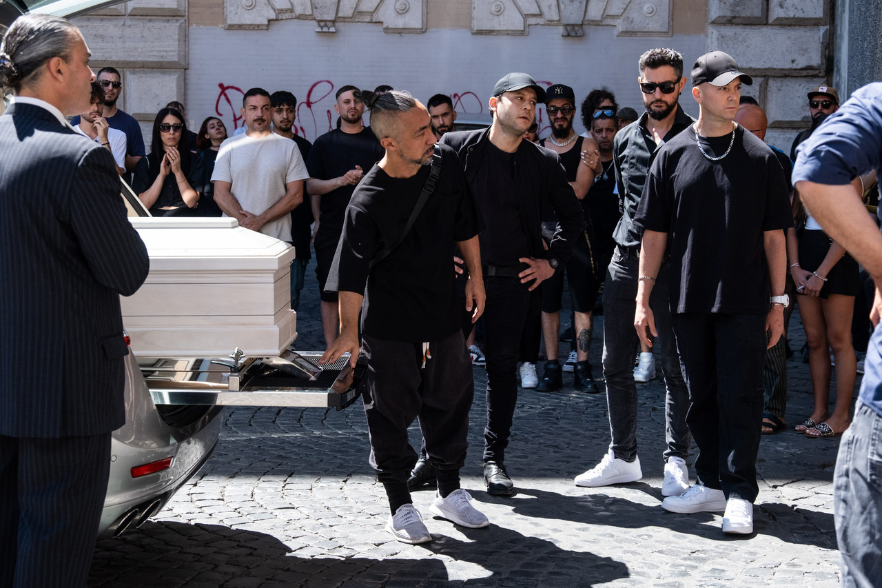 Jesto, dolore e lacrime ai funerali del rapper romano: «Tutto ...