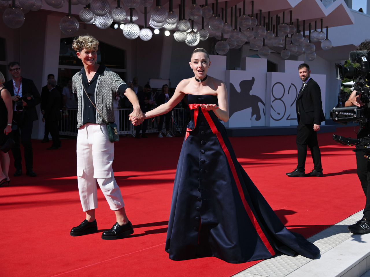 Venezia 2025, le pagelle dei look: Amanda Seyfried ed Emily Blunt ...