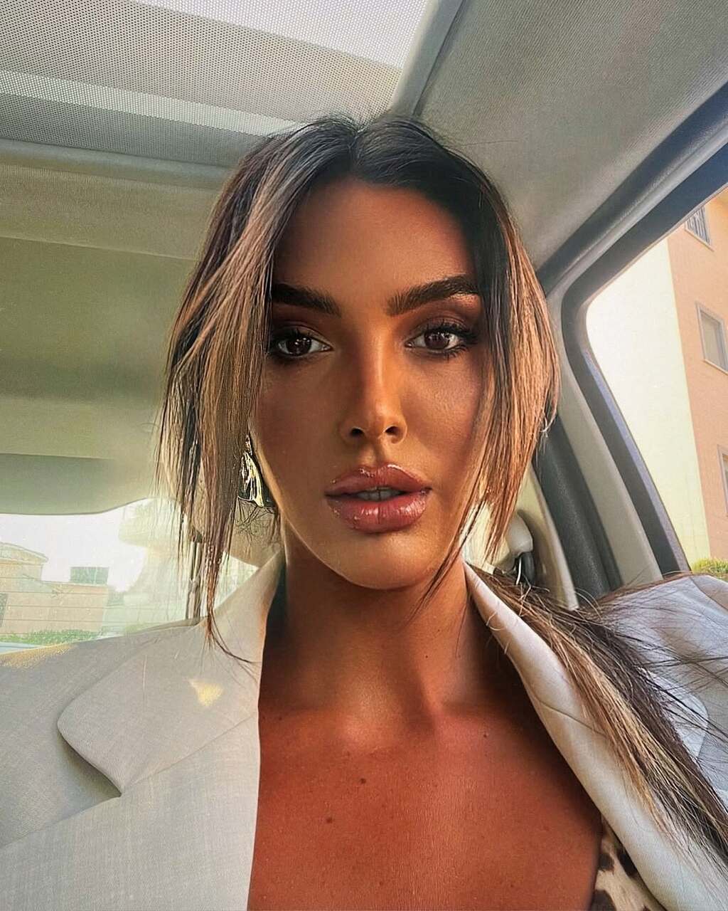 Uomini e Donne, Sara Gaudenzi sbotta contro Mihaela: «Meglio burina che ...