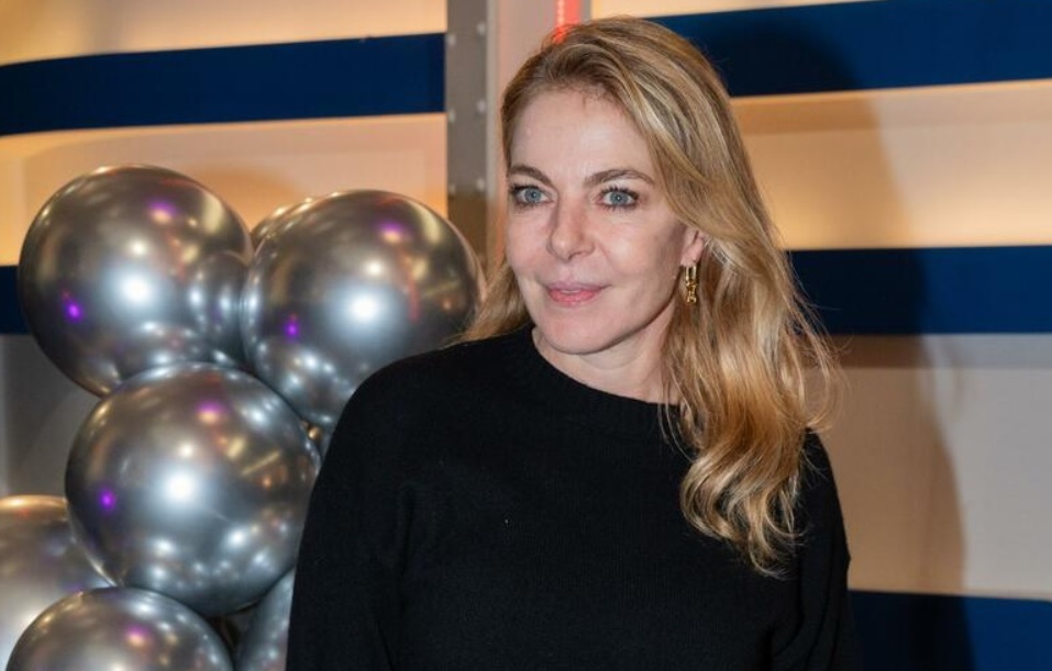 Simone Belli, i look al party di Natale: Sarah Felberbaum a quadretti ...