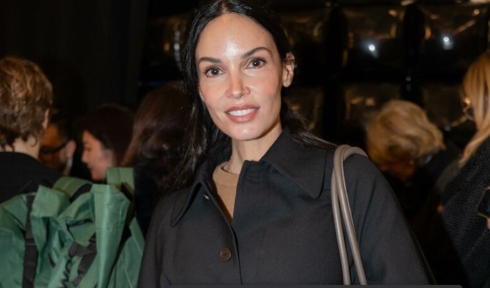 Simone Belli, i look al party di Natale: Sarah Felberbaum a quadretti ...