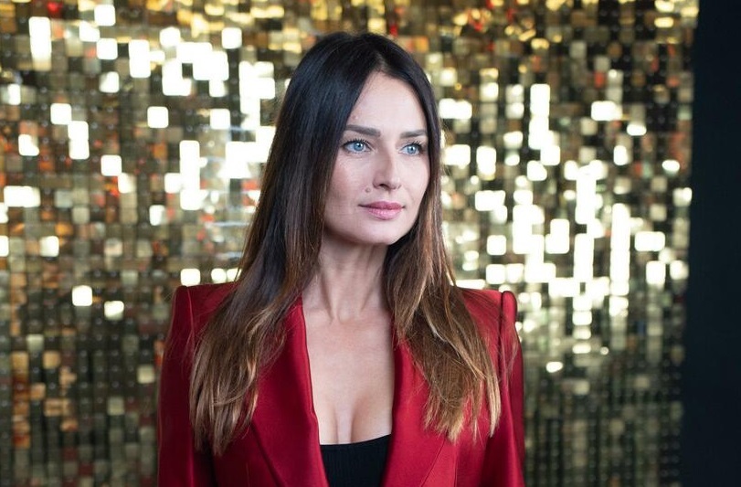 Simone Belli, i look al party di Natale: Sarah Felberbaum a quadretti ...