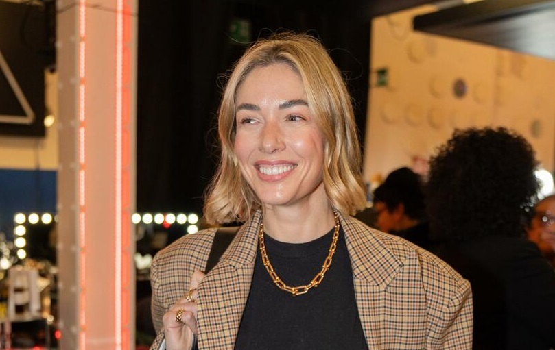 Simone Belli, i look al party di Natale: Sarah Felberbaum a quadretti ...