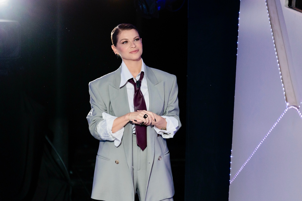 Alessandra Amoroso, il tailleur maschile a C’è posta per te. Perché il ...