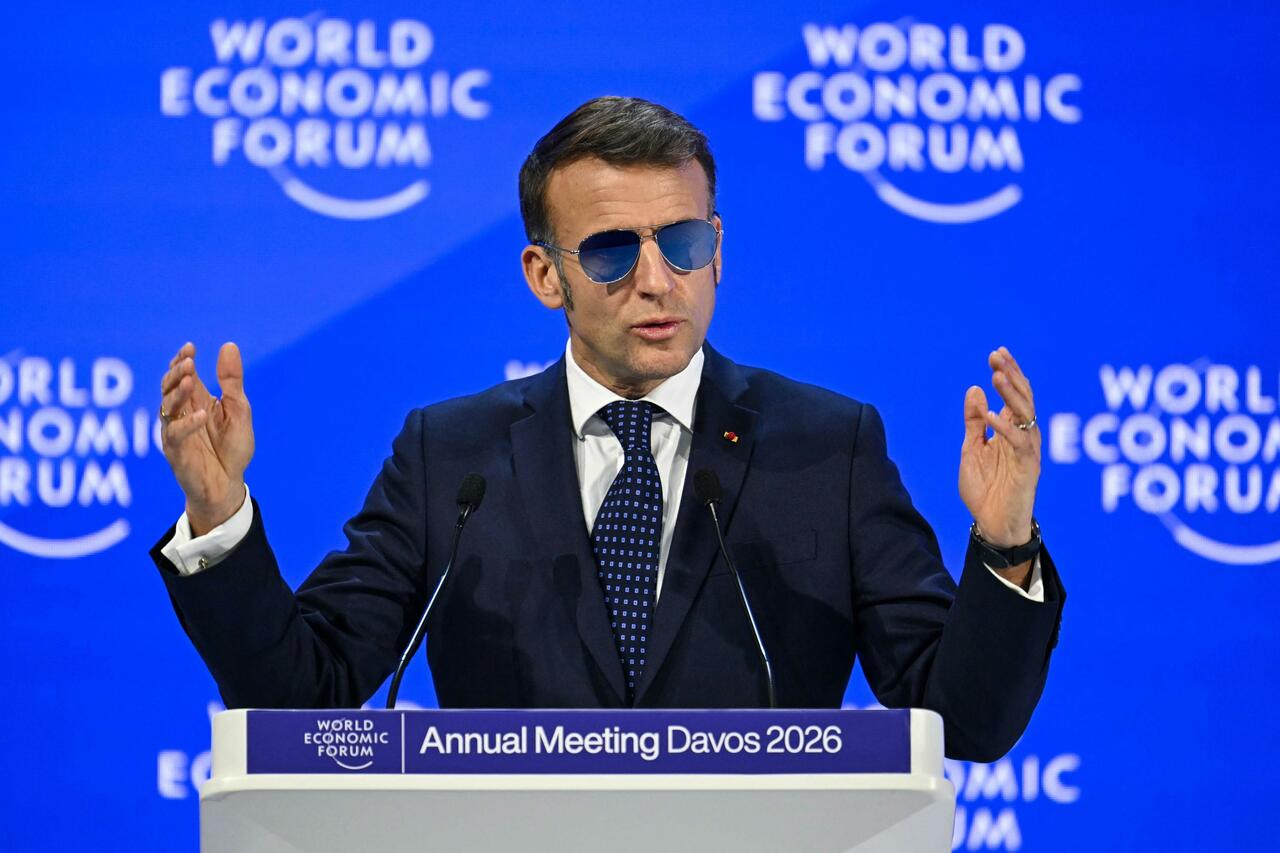 Macron e gli occhiali a specchio a Davos, perché il presidente francese ...