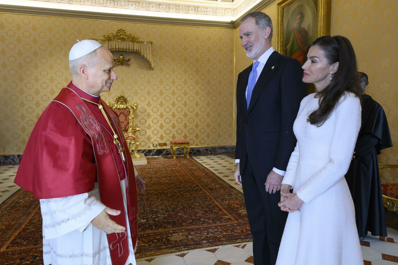 Re Felipe e Letizia incontrano Papa Leone: il look della regina (e ...
