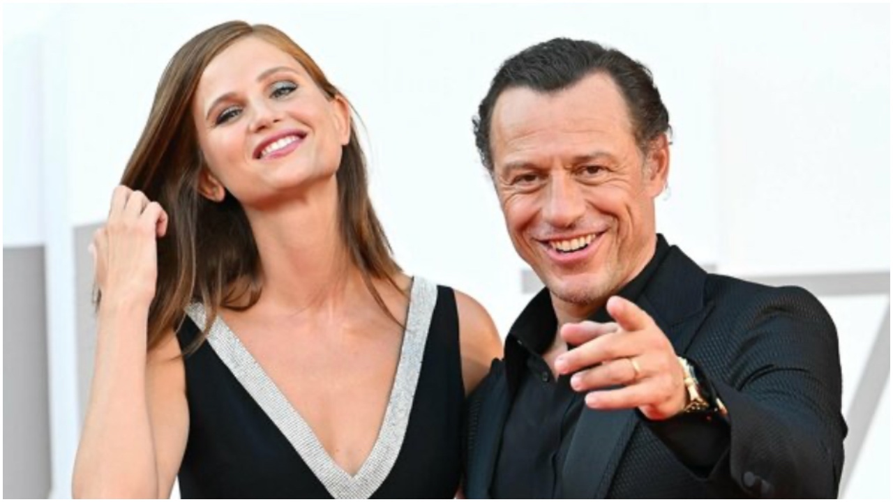 Stefano Accorsi compie 55 anni. L'amore con Bianca Vitali (20 anni più ...