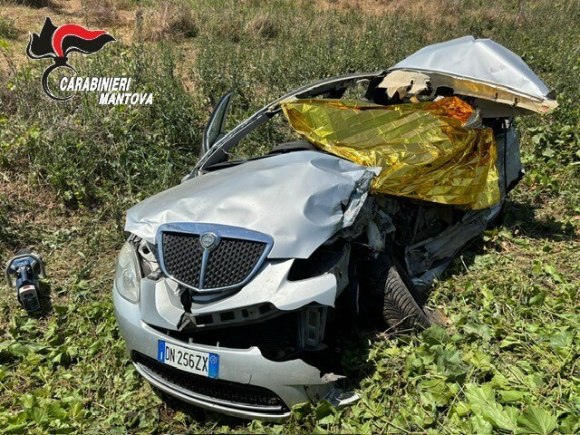 Scoppia pneumatico, il camion finisce contro un'auto: Laura Varliero ...